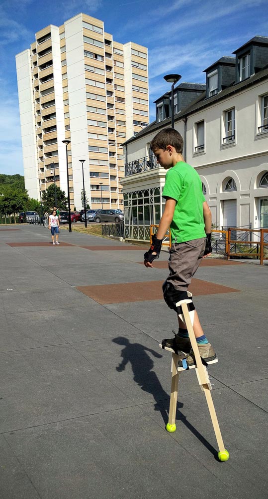Build your own stilts – Compagnie Dezambul